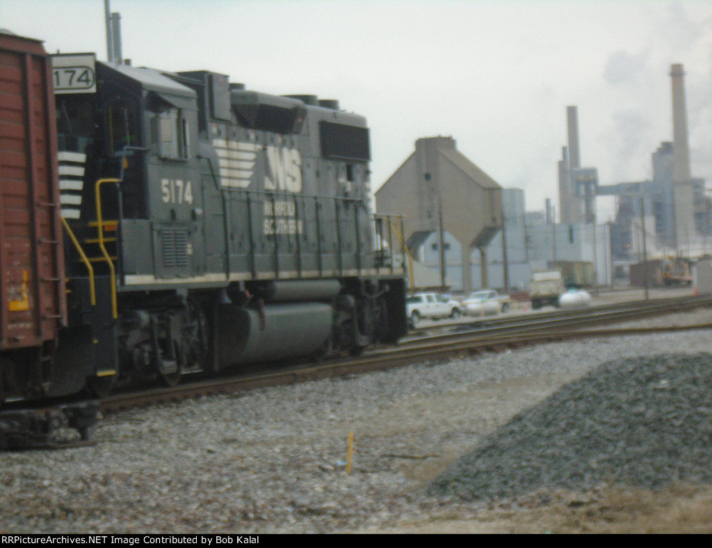 NS 5174 heads East into the Yard